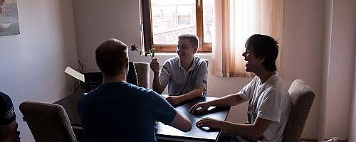 First look at Fnatic's training house | GosuGamers