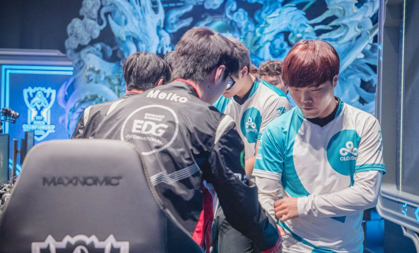 Worlds: SKT and C9 claim the last quarter-final spots | GosuGamers