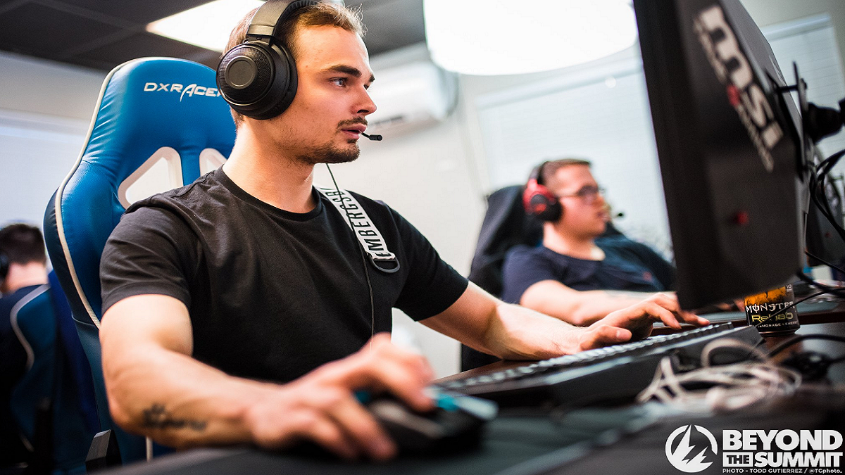 Summit 11 Minor; One down, three left standing | GosuGamers